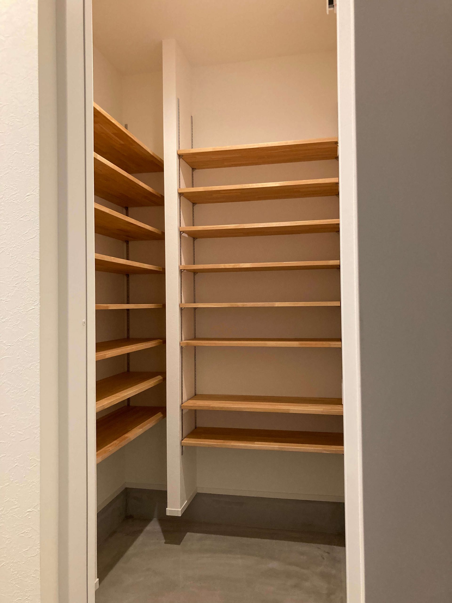 愛猫と暮らす、やわらかなアイボリーが印象的なガルバの家 - 埼玉県さいたま市宮原駅の工務店戸建て/注文住宅なら小林工務店